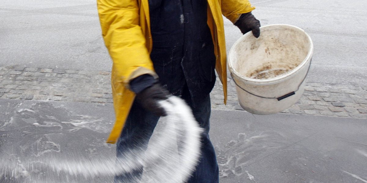 How to Salt or Sand your Driveway During Winters - Organize With Sandy